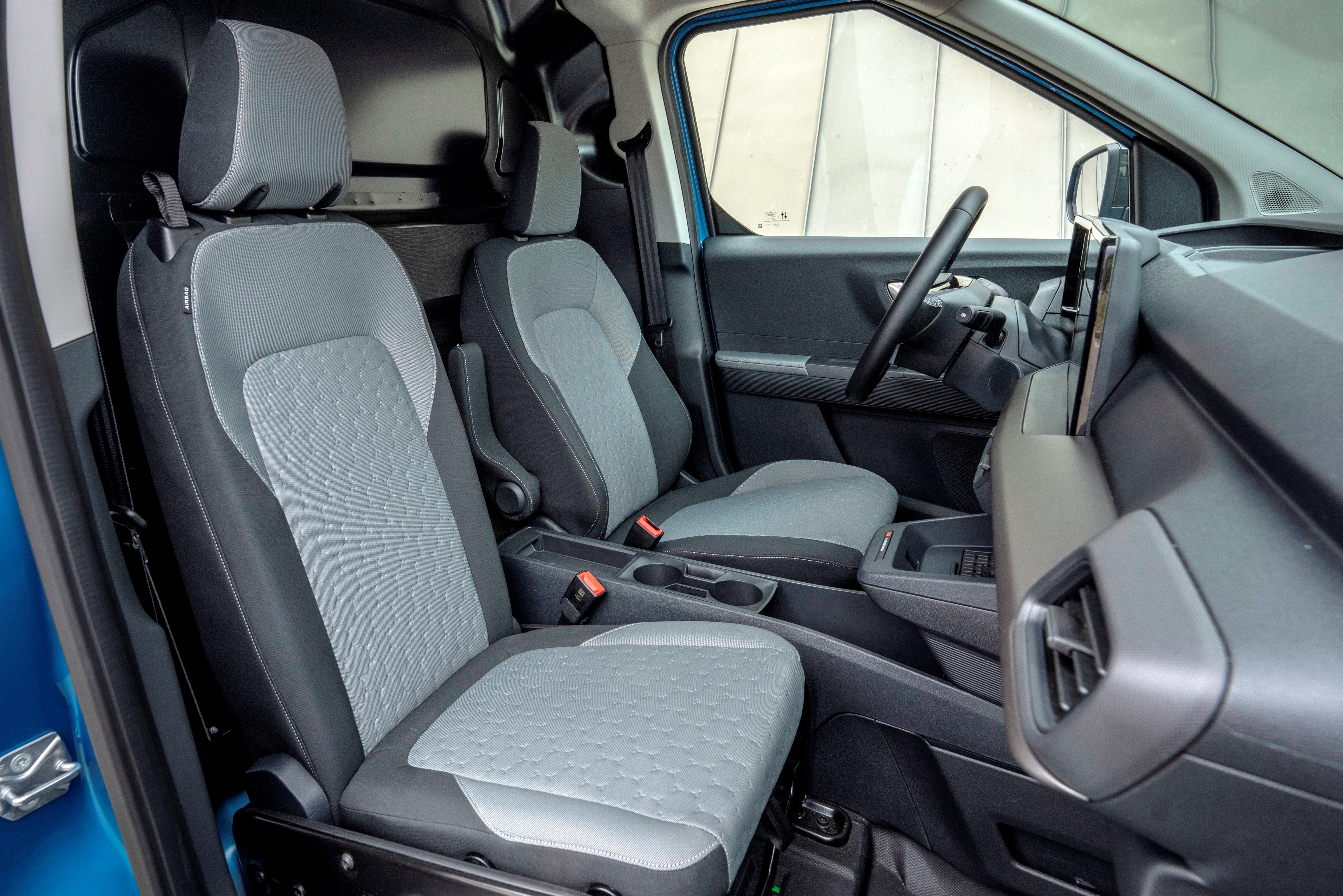Essai Ford E-Transit Courier (2025). La petite fourgonnette branchée ...