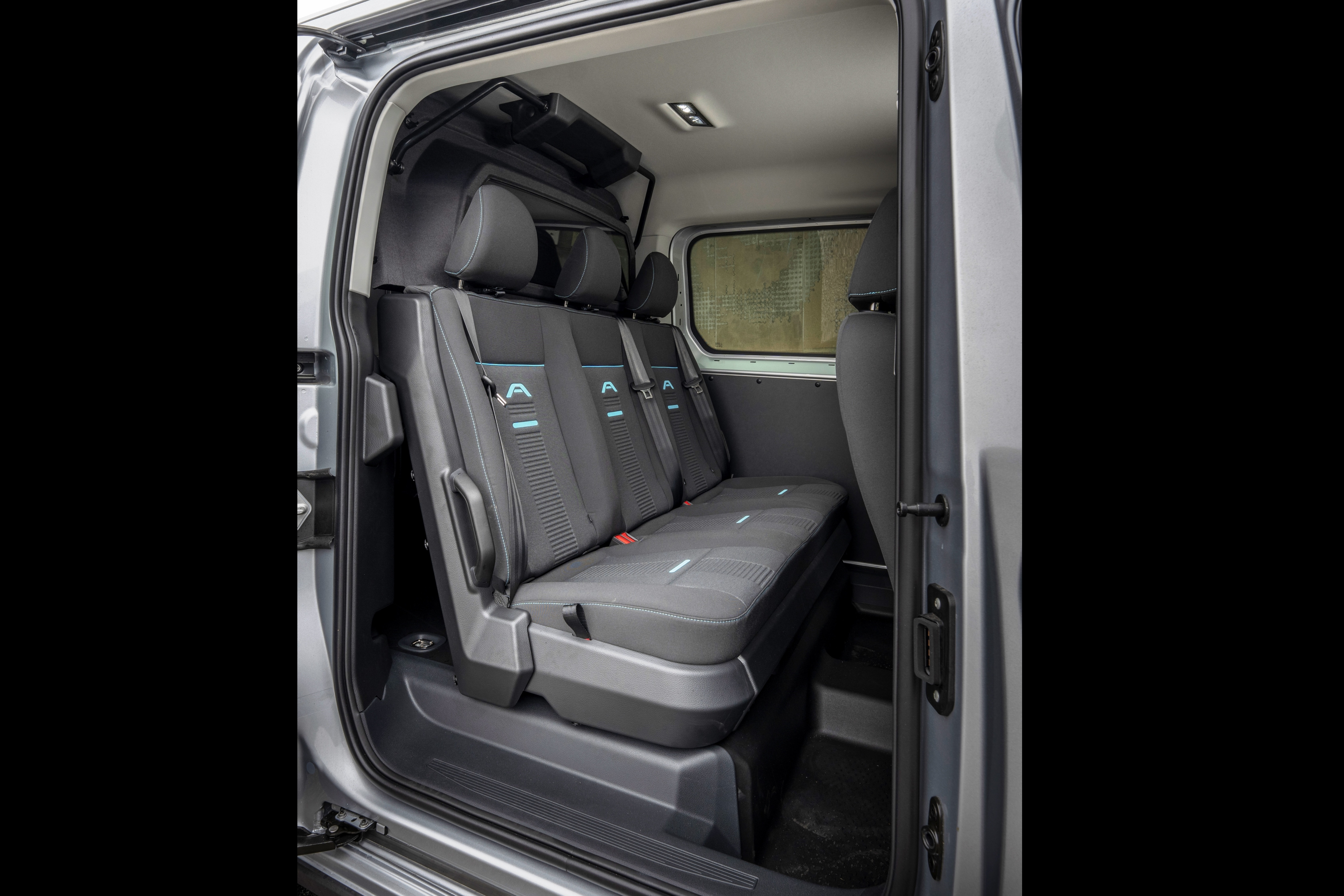 Essai Ford Transit Connect EcoBoost Hybride (2025). Un rare utilitaire ...