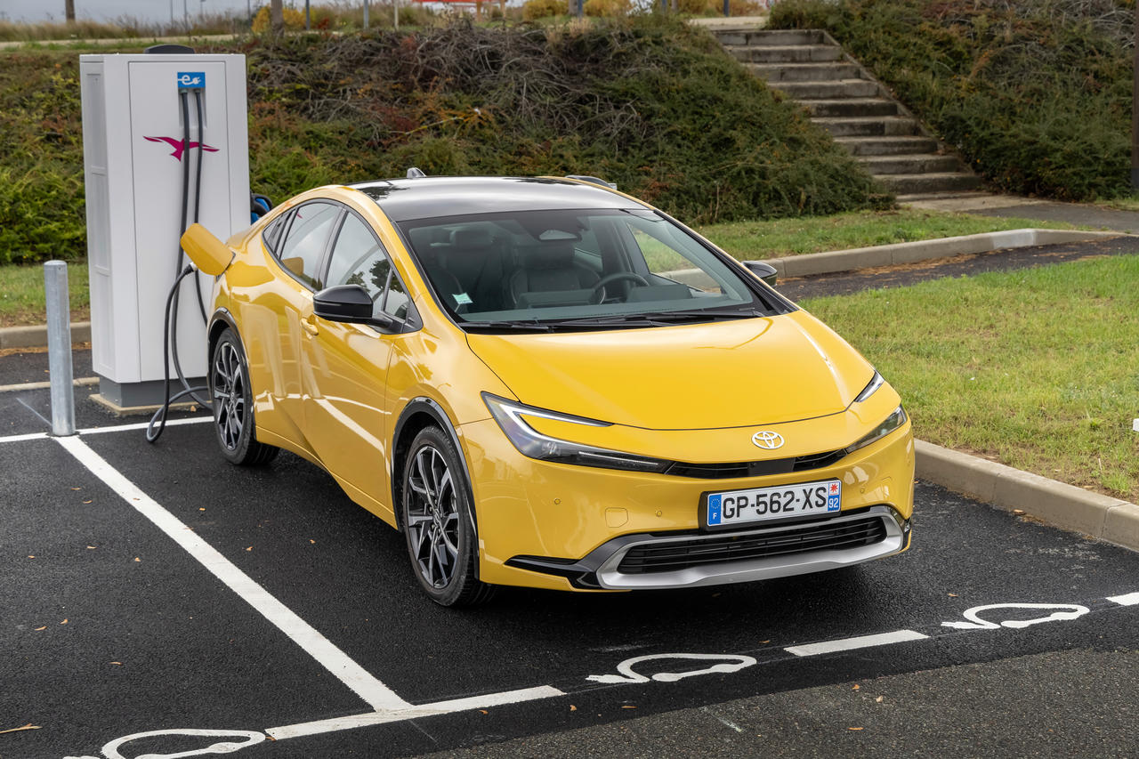 Toyota Prius (2025). La berline hybride rechargeable en donne plus ...