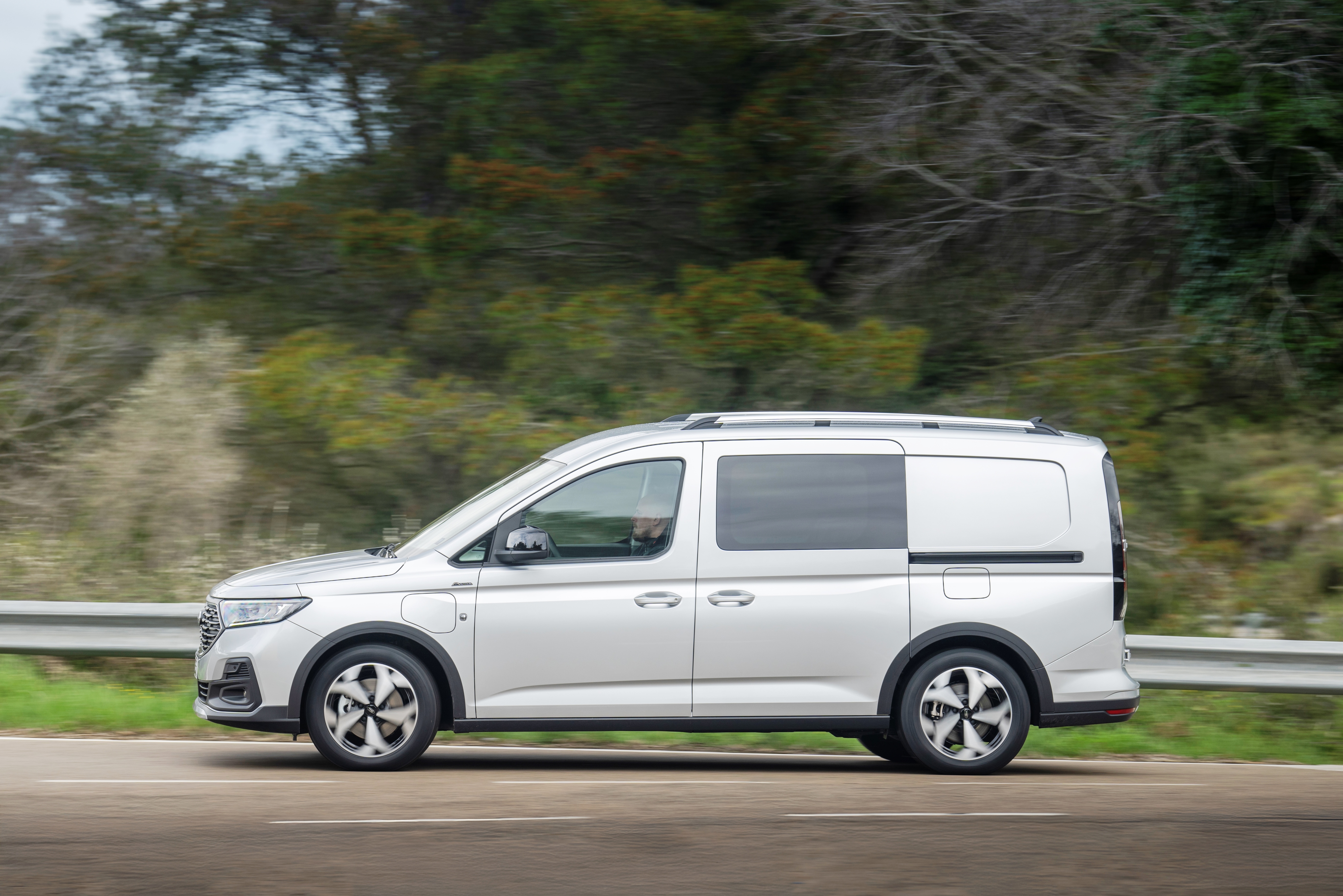 Essai Ford Transit Connect EcoBoost Hybride (2025). Un rare utilitaire ...