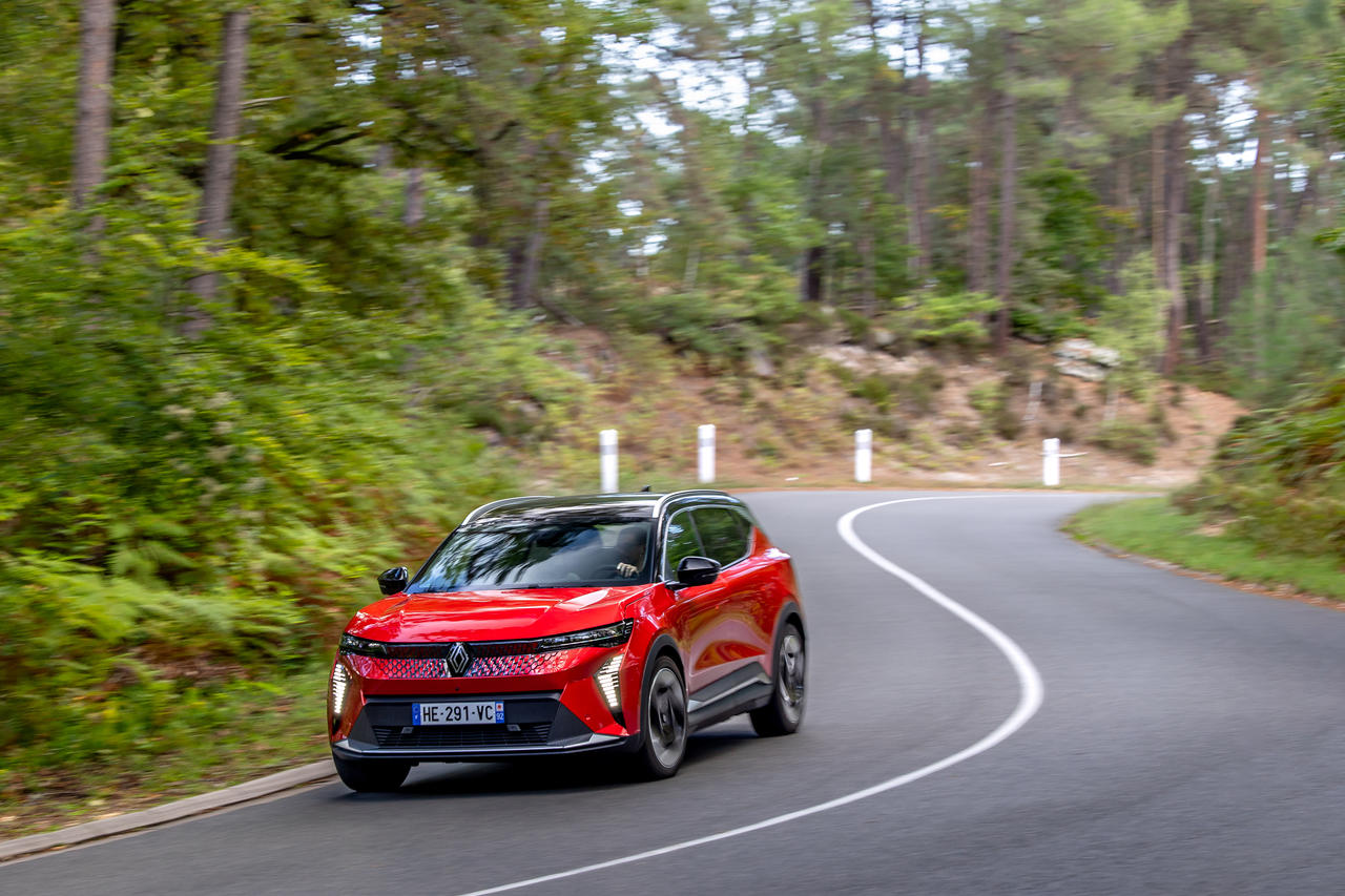 Essai comparatif : le Citroën ë-C5 Aircross (2025) défie le Renault ...