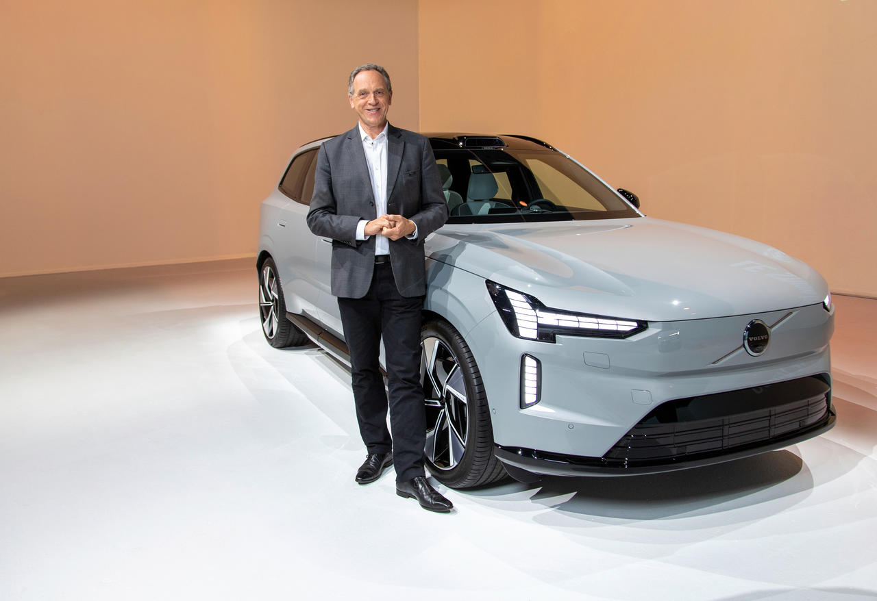 Photo 3 - Yves Pasquier-Desvignes passe les rênes de Volvo Car France à ...
