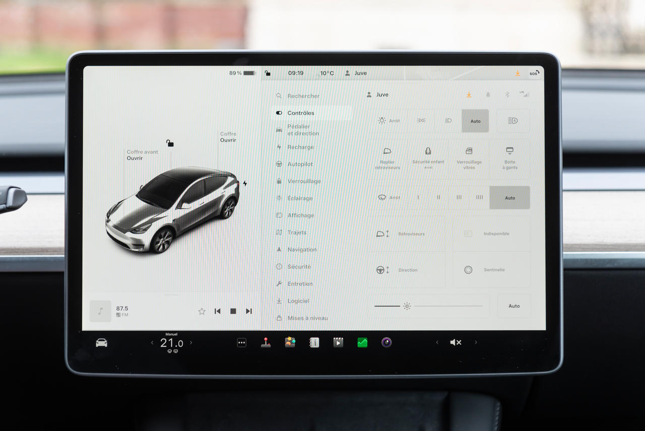 Photo 32 - Essai Peugeot e-3008 vs Tesla Model Y : le choc des SUV ...