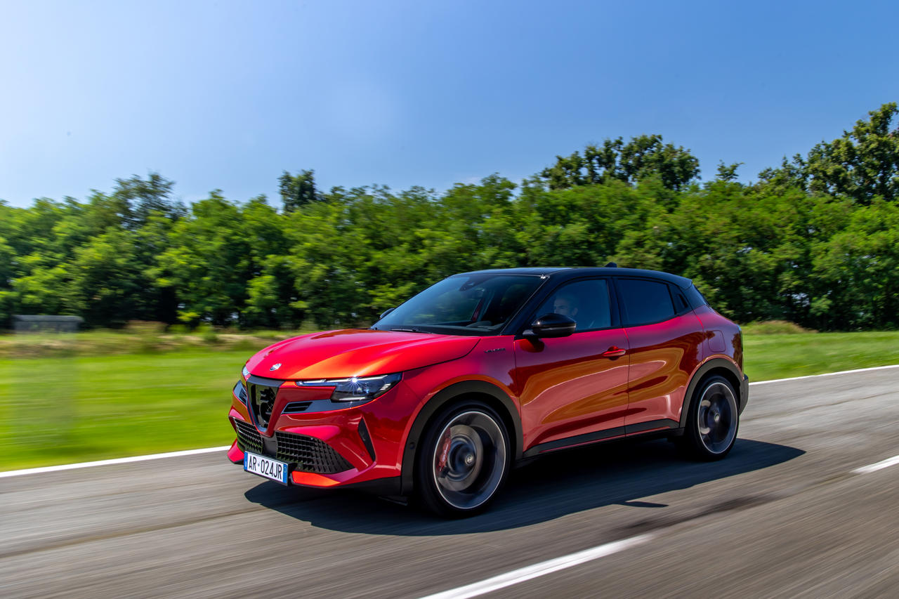Essai Alfa Romeo Junior (2024) : un petit SUV électrique et sportif ...