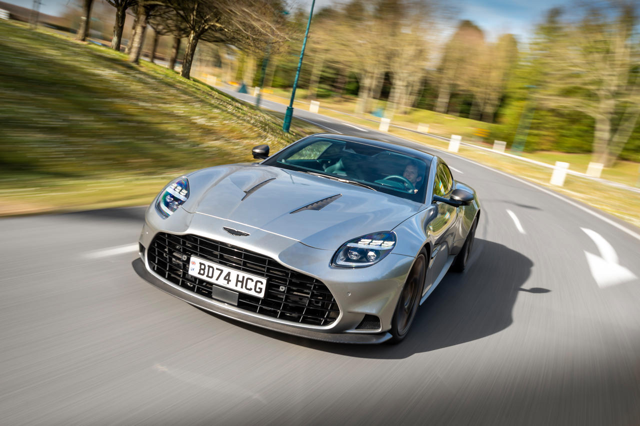 Photo 13 - Aston Martin Vanquish Volante (2025). Le V12 de 835 ch au ...