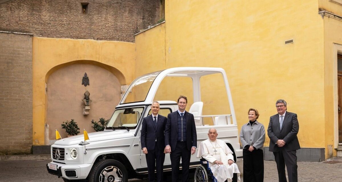 Diaporama et photos - La première papamobile électrique du Pape ...