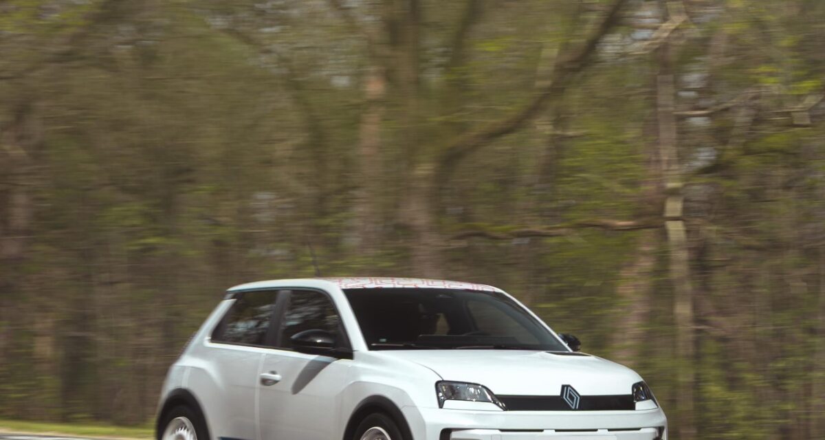 Renault 5 E-Tech (2026). Un kit Rallye signé Re-Volve pour la citadine ...
